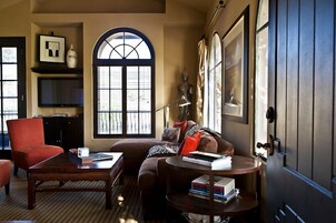 Quarto, 2 quartos, cozinha americana, vista para o vinhedo | Sala de estar | TV de tela plana