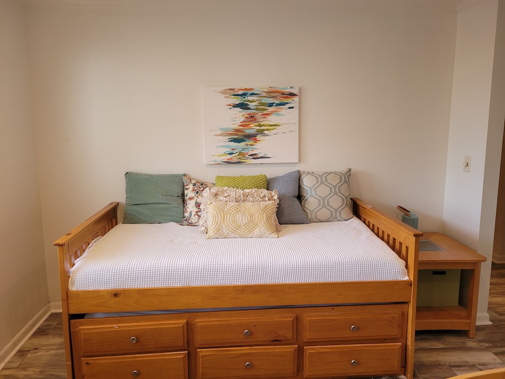 Spacious & Updated On Lk Hamilton- Family Fun, Gated, Free Kayaks, Pool, & More - Lake Hamilton, AR