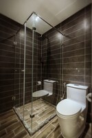 Quarto duplo (Toyotomi) | Banheiro | Chuveiro, chuveiro com efeito de chuva, secador de cabelo, chinelos