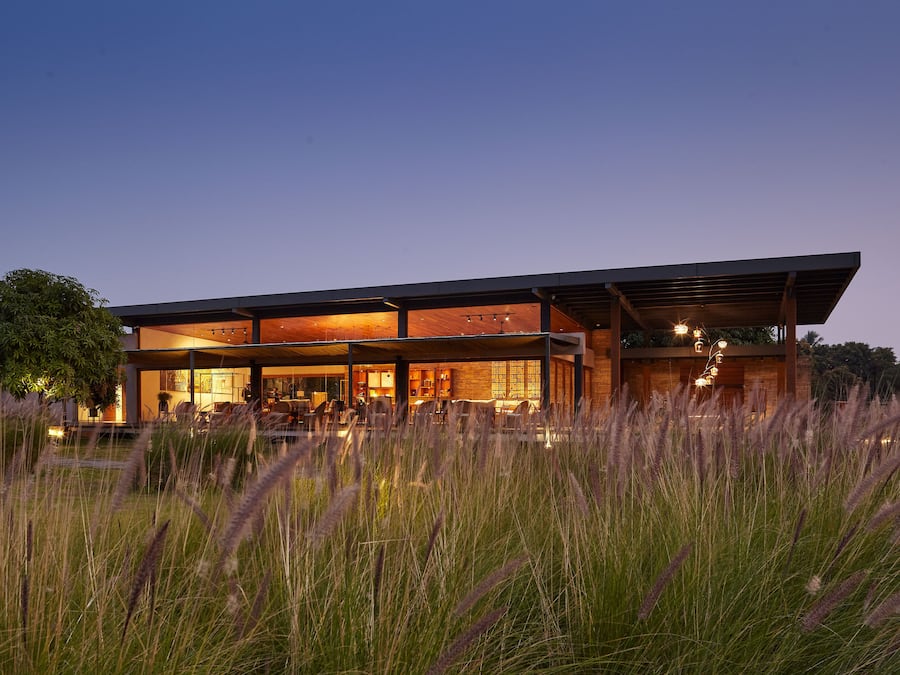 Fachada do alojamento (tarde/noite)