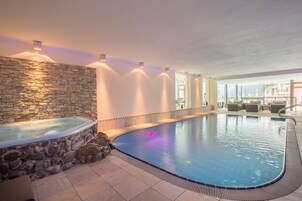 Piscina interna, piscina externa, funciona das 7h às 20h, guarda-sóis