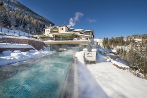Piscina interna, piscina externa, funciona das 7h às 20h, guarda-sóis