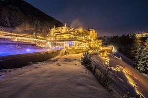 Fachada do alojamento (tarde/noite)