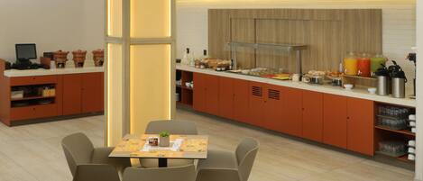 Uma cozinha moderna com serviço de buffet, incluindo um balcão com alimentos e uma estação de café.
