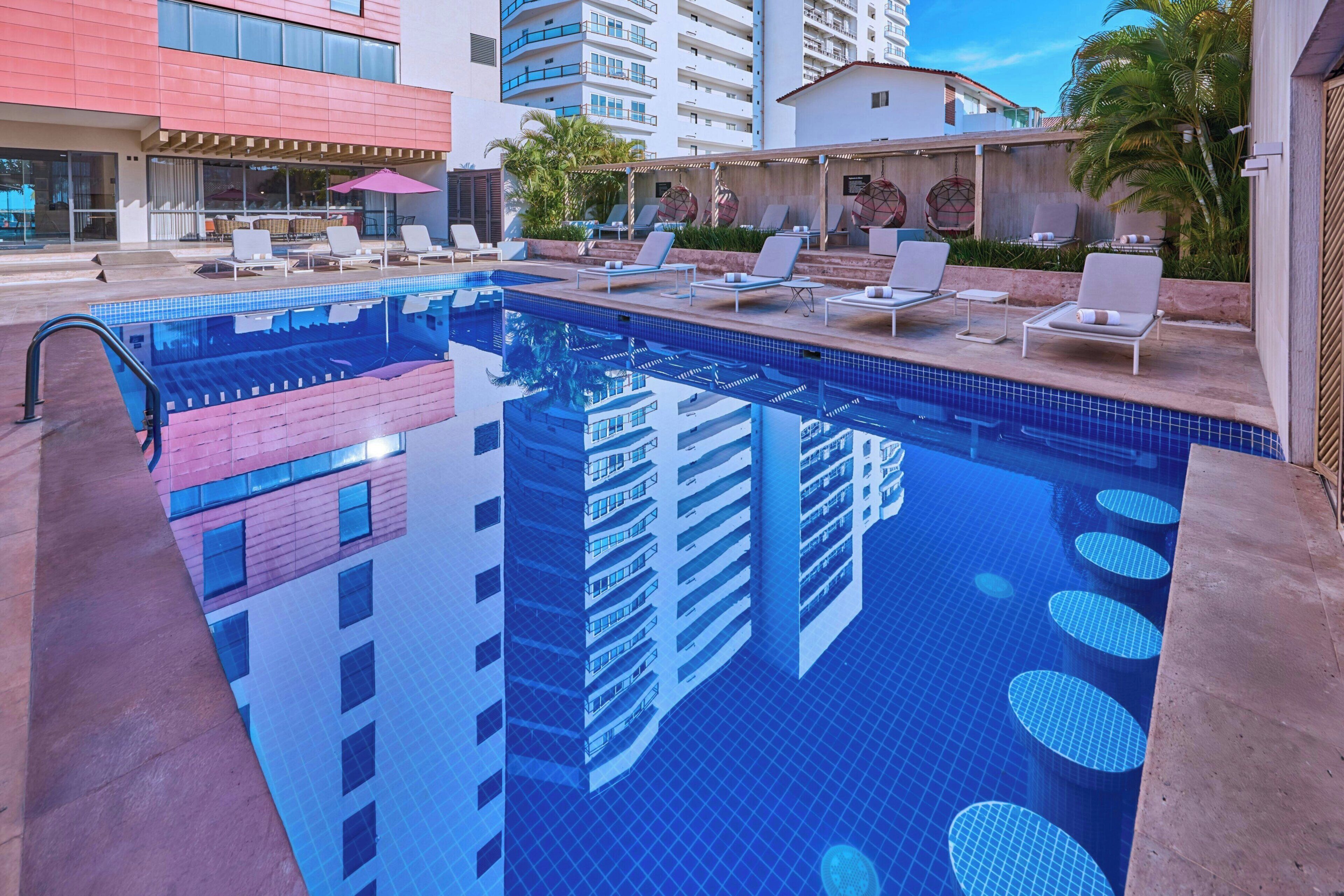 Piscina externa, funciona das 8h às 21h30, guarda-sóis, espreguiçadeiras