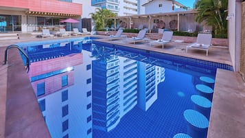 Piscina externa, funciona das 8h às 21h30, guarda-sóis, espreguiçadeiras