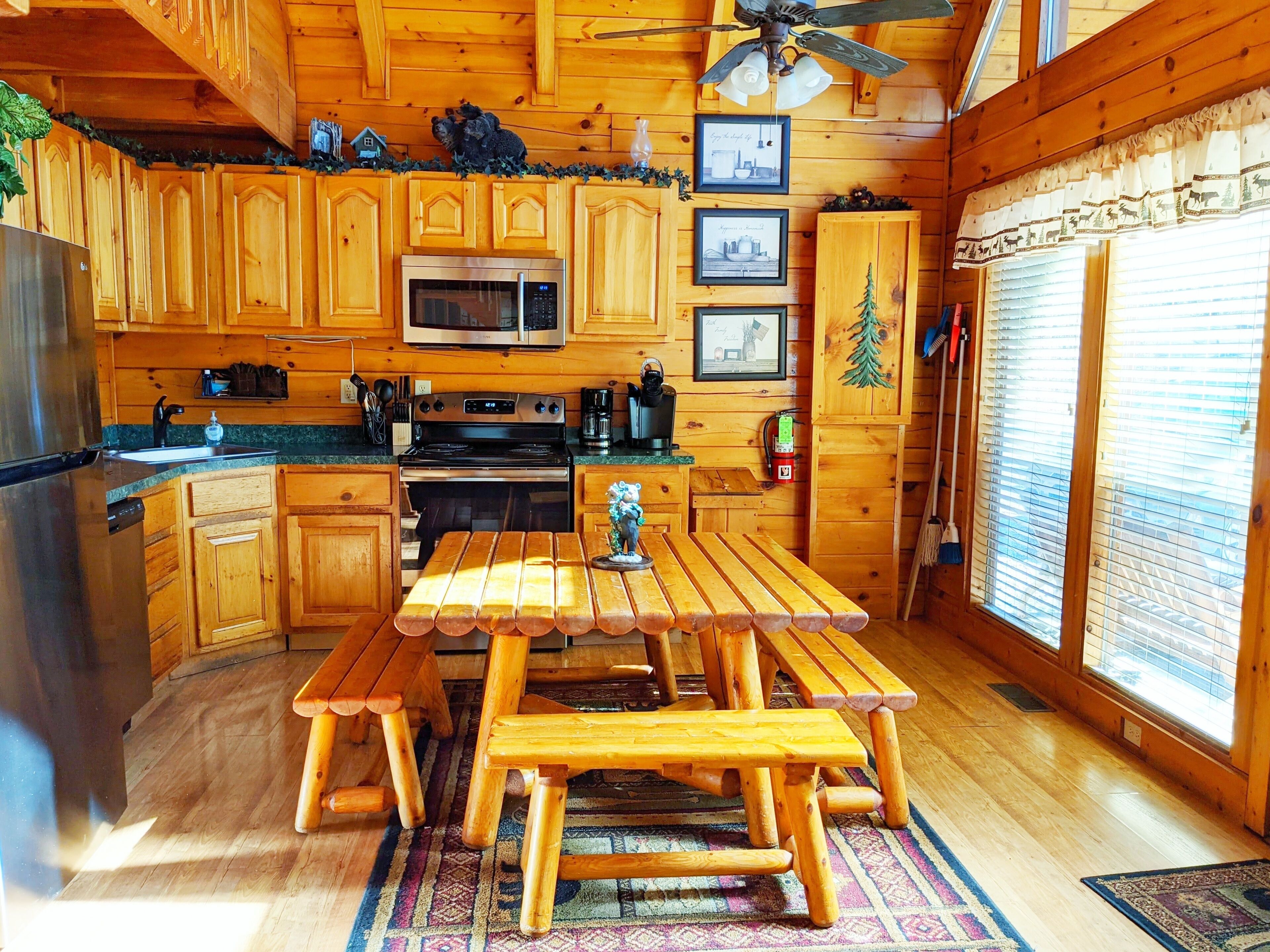 Rustic Elegant Peaceful 2 BR Mtn Cabin with beautiful views and games ...