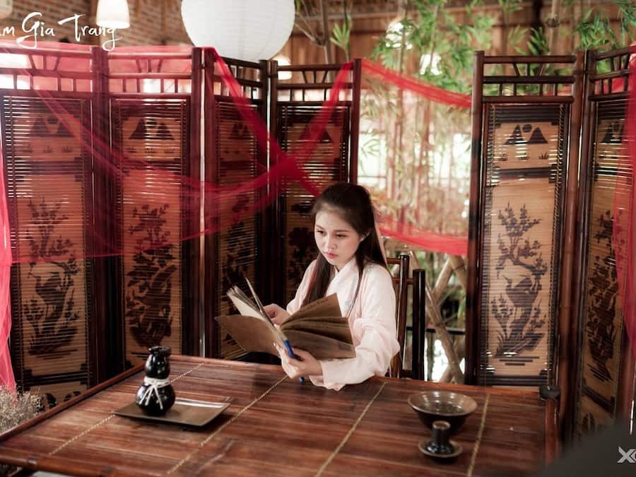 Pequenos-almoços, almoços, jantares servidos, cozinha local