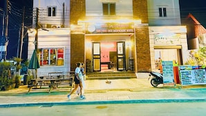 Um hostel com uma placa que diz 'Vang Vieng Rock Backpackers Hostel'.