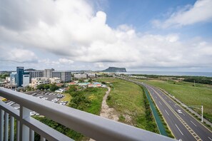 Deluxe Family Room Ocean View (1 Double Bed + 1 Single Bed) | Vista para a praia ou o mar