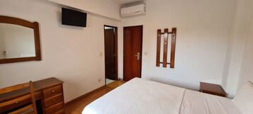 Quarto Duplo Básico | Casa de banho | Um polibã, toalhas fornecidas 
