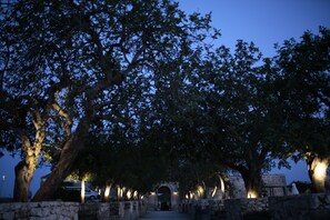 Fachada da propriedade à noite