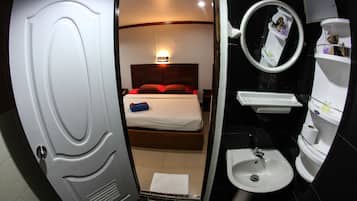 Budget Double Room, No Window | Banheiro | Chuveiro, secador de cabelo (mediante solicitação), toalhas de banho