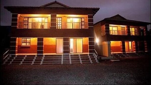 Fachada da propriedade à noite