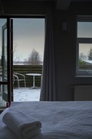 Quarto quádruplo standard | Cortinas blackout, Wi-Fi de cortesia, roupa de cama