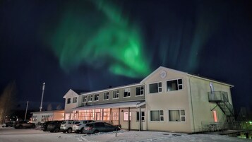 Fachada do alojamento (tarde/noite)