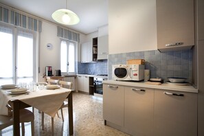Apartamento, 2 quartos | Cozinha privada | Um frigorífico/congelador grande 