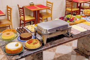 Café da manhã com buffet grátis todos os dias