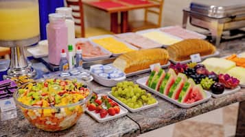 Café da manhã com buffet grátis todos os dias