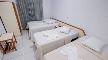 Quarto quádruplo família | Frigobar, escrivaninha, Wi-Fi de cortesia, roupa de cama