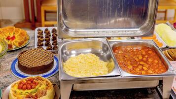 Café da manhã com buffet grátis todos os dias