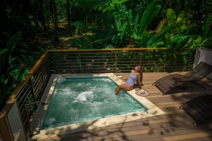 Piscina externa, funciona das 8h às 20h, espreguiçadeiras