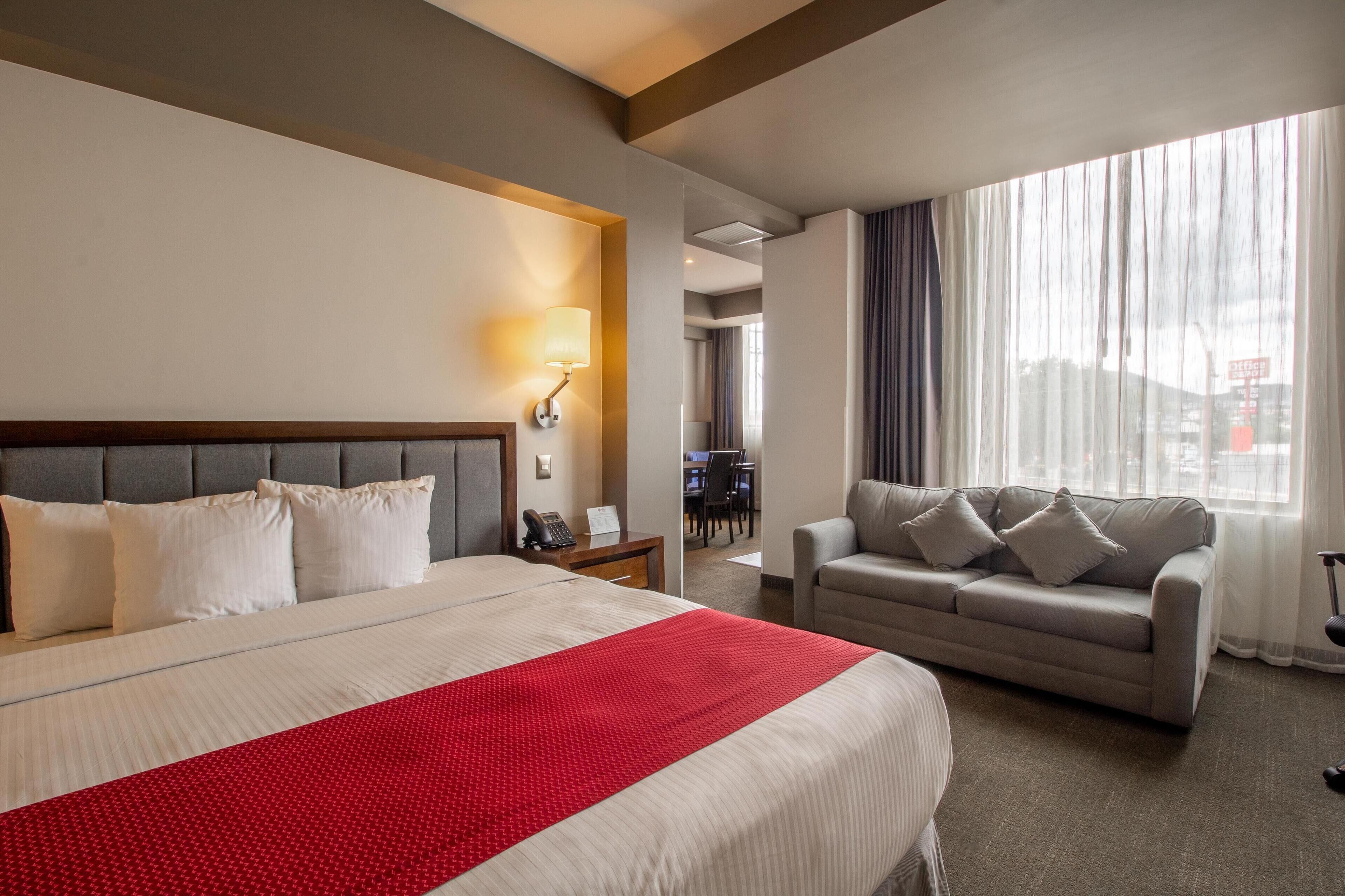 Suíte júnior, 1 cama King, para não fumantes (with Sofabed) | Frigobar, cofres nos quartos, escrivaninha