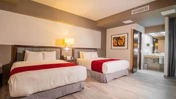 Quarto Standard, 2 camas queen-size, não fumadores (Pet Friendly) | 1 quarto, minibar, cofre no quarto, secretária