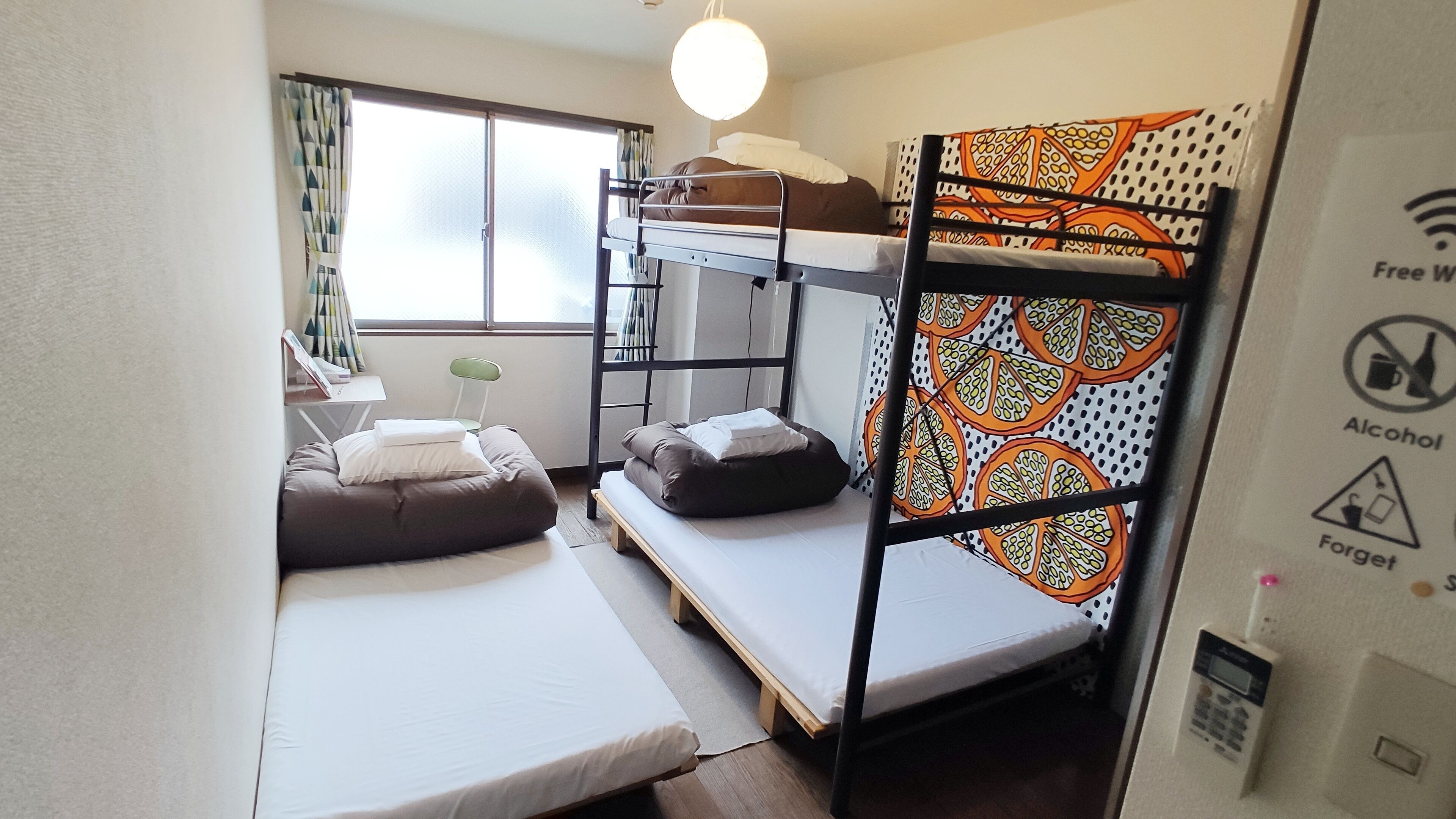 Com decoração personalizada, com mobília individualizada 