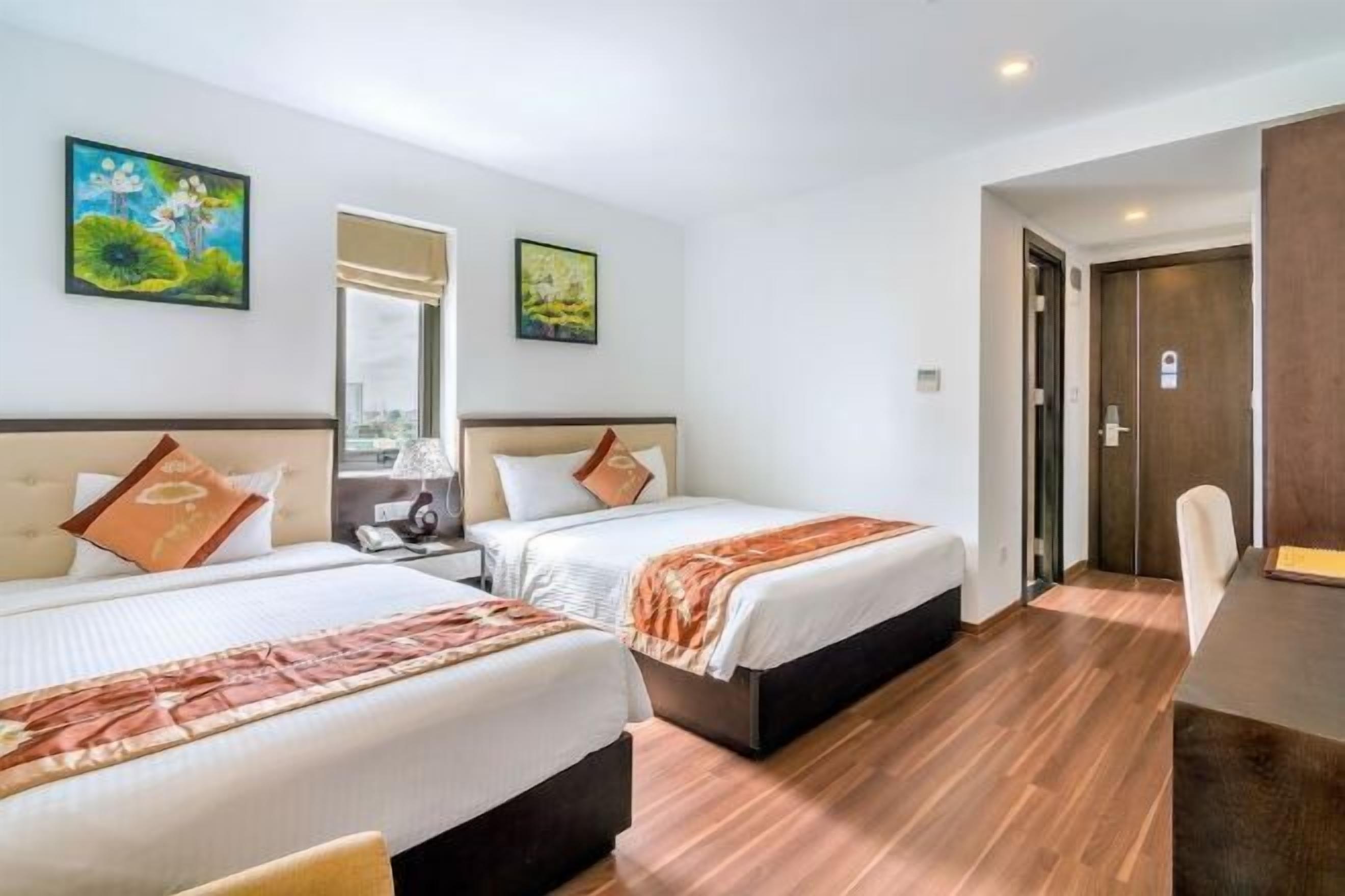 Minibar, cofre no quarto, secretária, cortinas/cortinados opacos 