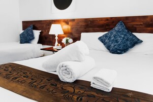 Quarto Triplo Deluxe | Com decoração personalizada, com mobília individualizada, secretária 