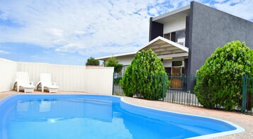 Piscina exterior, da(s) 8:00 à(s) 21:00, espreguiçadeiras 