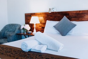 Quarto Duplo Comfort, 1 cama de casal | Secretária, secretária adequada para computadores portáteis 