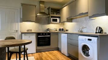 Apartamento | Cozinha privada | Uma cafeteira/bule, uma chaleira elétrica