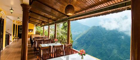 3 restaurantes, cozinha local e internacional