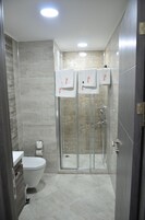 Quarto clássico, 1 cama Queen, acessível | Banheiro | Chuveiro, produtos de toalete grátis, secador de cabelo