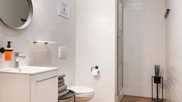 Quarto Triplo Superior, várias camas, casa de banho anexa, vista para o pátio | Casa de banho | Um polibã, artigos de higiene pessoal grátis, um secador de cabelo