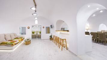Villa de Luxo, 2 quartos, piscina privativa, vista para o mar | Sala de estar | Televisor de ecrã plano de 50 polegadas com canais via satélite