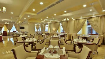 2 restaurantes, café da manhã, local e internacional