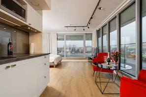 Cobertura panorâmica, terraço, vista para o rio | Camas com colchões de espuma com sistema de memória, escrivaninha