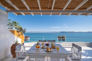 DĂșplex Familiar, 2 quartos, vista para o mar, em frente Ă praia | Terraço/pĂĄtio interior