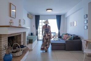 Apartamento de Luxo, 1 quarto, vista para o mar, em frente à praia | Sala de estar | TV de ecrã plano 