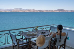 Apartamento, 1 quarto, vista para o mar, em frente à praia | Terraço/pátio interior