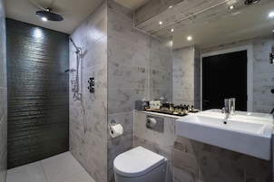 Quarto casal standard | Banheiro | Secador de cabelo, toalhas de banho, sabonete, shampoo