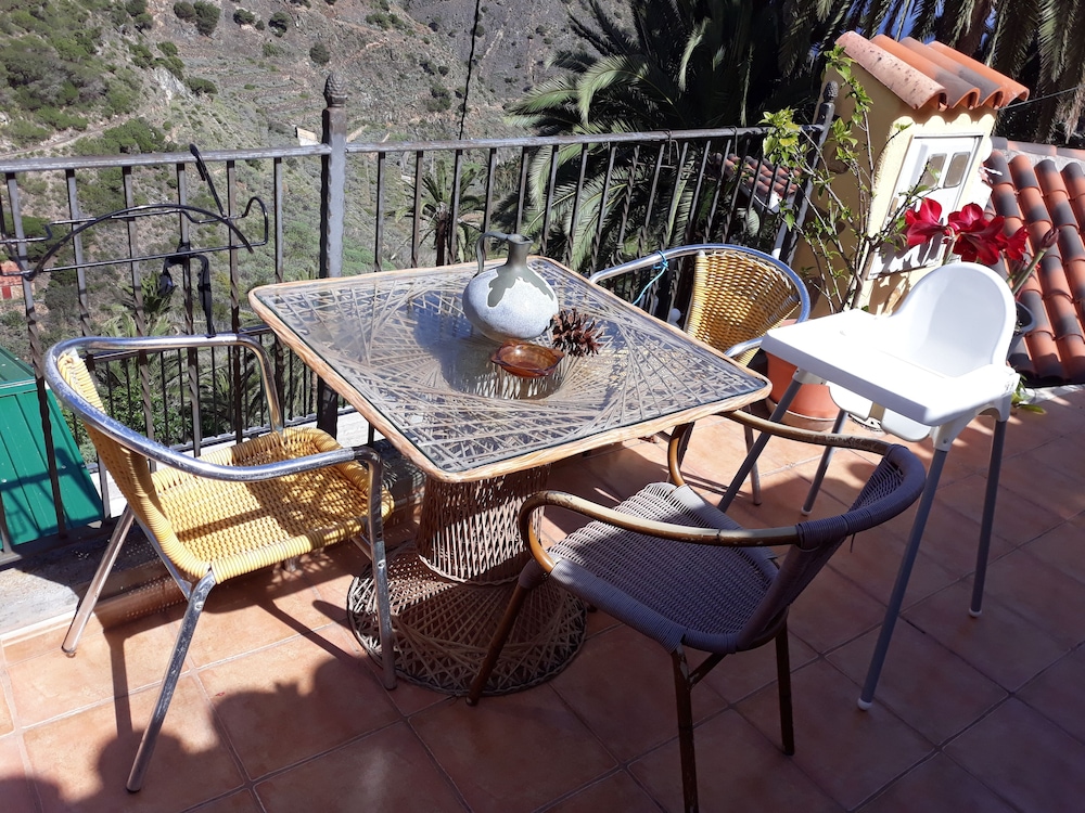 Small House But A Great Atmosphere Outside - La Gomera