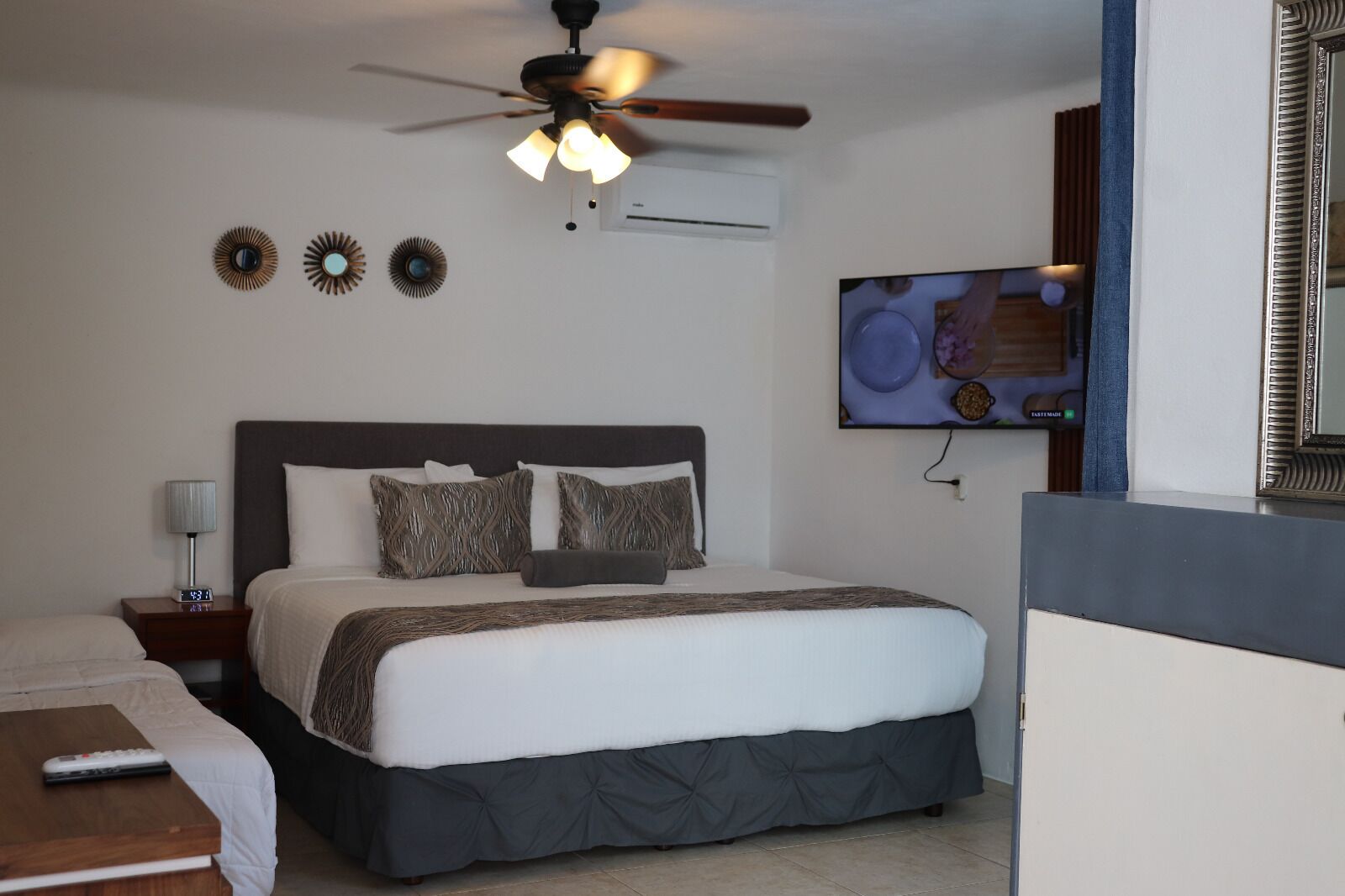 Quarto Triplo Deluxe, 1 cama king-size e sofá-cama, acessível, junto à piscina | 1 quarto, roupa de alta qualidade, quartos insonorizados 