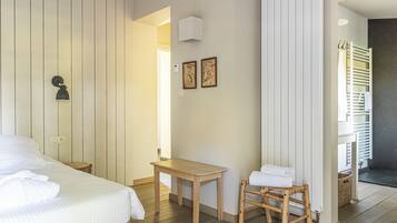 Quarto Duplo ou Twin Deluxe, vista para o jardim | Secretária, berços/camas para crianças, Wi-fi grátis