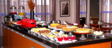 Café da manhã com buffet todos os dias mediante uma taxa