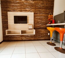 Um frigorífico, utensílios de cozinha, Produtos de limpeza 