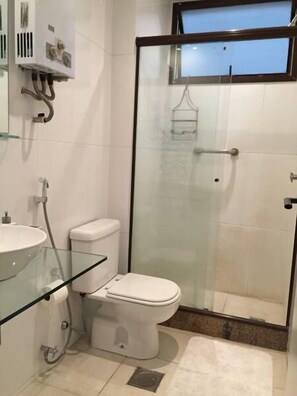 Apartamento Comfort, 1 cama de casal, lanai (alpendre havaiano), junto à praia | Casa de banho | Um polibã, artigos de higiene pessoal grátis, toalhas fornecidas 